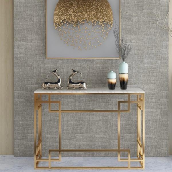 大理石天板とゴールドのフレームを合わせたコンソールテーブルをご紹介致します。天板はしっかりとした頑丈な造りになっており、高温耐性、耐食性、耐荷重性に優れ、長期的に色褪せることはありません。写真やオブジェ、花瓶などを飾ったり、玄関、エントラン...