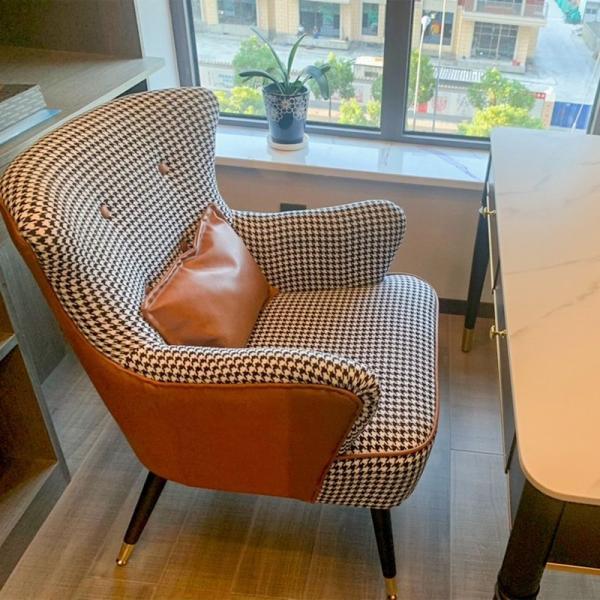 ユニークな千鳥格子柄とゴールド脚が特徴的な1人掛けソファ。モダンでおしゃれなデザインは、リビングや書斎などのお部屋にぴったりマッチします。座面には快適さを追求し、耐久性に優れたフェイクレザーを使用しています。 座り心地も抜群で、長時間座って...