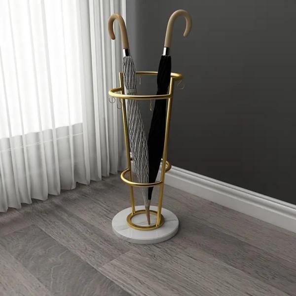 優雅なインテリアに仕上げてくれるモダンな傘立て。高級感漂う大理石風デザインが、玄関をホテルのような雰囲気に仕立てます。シンプルでありながらもおしゃれな印象を与えるこちらの傘立ては、お客様をお迎えする玄関やリビングにピッタリです。 使い勝手も...
