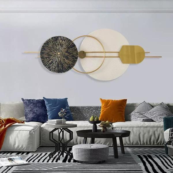 ■商品情報こちらの壁掛けオブジェは、インテリアの雰囲気を引き締めてくれるアイテムです。モダンなデザインで、高級感たっぷり。リビングルームやダイニングルーム、ベッドルームなど、様々な場所に合わせやすくなっています。大きめサイズなので、存在感が...