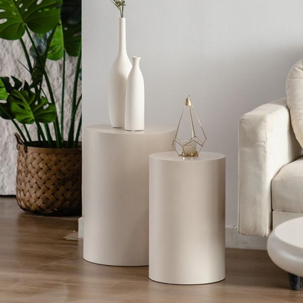 ■商品情報シンプルでありながらスタイリッシュな『ソファサイドテーブル』は、リビングやダイニングスペースにぴったりのアイテムです。丸い形状が特徴で、どんなインテリアとも調和しやすく、上品な雰囲気を演出します。お茶やスナックを置いたり、読書やマ...