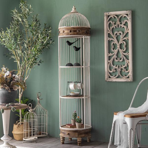 ■商品情報鳥かご型のユニークな収納ラックをご紹介致します。木材と鉄を組み合わせ、ダメージ加工を施したヴィンテージ調で、温かみとレトロな雰囲気を演出します。お気に入りの雑貨や植物、本などをディスプレイするのに最適な3段式で、最下段には引き出し...