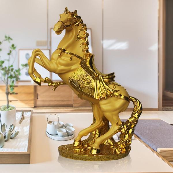 ■商品情報豪華なゴールド仕上げが目を引く跳ね馬の大型オブジェは、全長70cmと58cmの存在感ある2サイズ展開。高級感あふれるデザインで、リビングや玄関、オフィス空間に華やかさと力強さをプラスします。美しい立ち姿は「飛躍」や「成功」の象徴と...