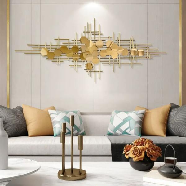 高級感あふれる金属製の壁掛けウォールアートです。スタイリッシュでモダンなデザインが特長で、立体的な造形が壁面を華やかに彩ります。ヴィンテージ調の魅力とアンティーク風の風合いが、玄関やリビングに独自の雰囲気をプラス。自分だけの空間を演出できる...