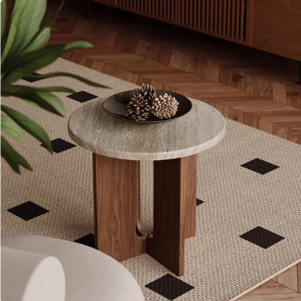 天然トラバーチンの凹凸と微細な色むらを活かした天板に、温かみある無垢材フレームを組み合わせた、趣のあるサイドテーブルです。コンパクトながら存在感がある円形フォルムは、リビングやベッドサイド、書斎などのアクセントにぴったり。天板は一点ごとに異...