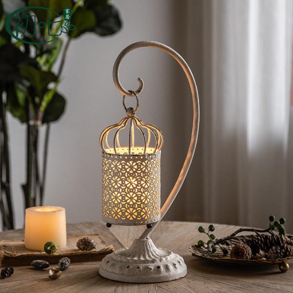 鉄素材ならではの重厚感とクラシックな佇まいが魅力のキャンドルホルダーです。ロマンチックな鳥かご風のデザインは、アンティーク調の空間にぴったり。キャンドルの灯りがふわっと広がり、癒しの空間づくりに一役買ってくれるでしょう。鳥かご部分は取り外し...