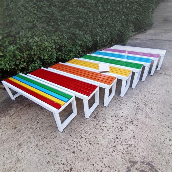 こちらのベンチは、白い金属フレームが爽やかで、カラフルな木材の座面をバリエーション豊富にご用意致しました。屋外の緑とも相性抜群で、空間をポップで明るい雰囲気に変えてくれます。公園や施設のエントランス、カフェのテラスなどにも最適です。サイズも...
