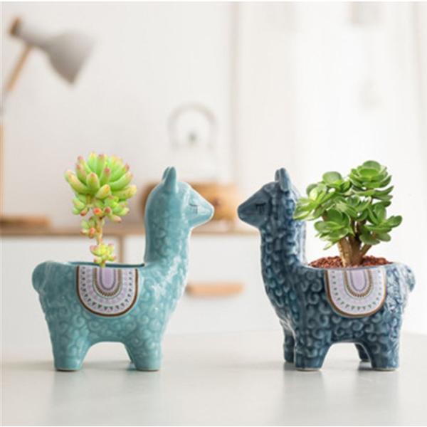 かわいい！アルパカの形をした植木鉢が登場です。多肉植物用植木鉢は、愛らしいアルパカのデザインが特徴です。まるでぬいぐるみのような愛らしいアルパカの顔やボディは、一目見た瞬間に心をとらえます。植物たちがこのかわいらしい植木鉢に植えられると、ま...
