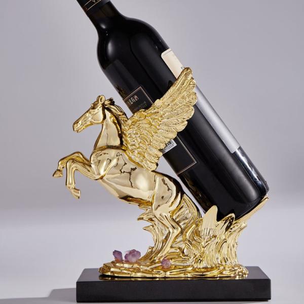 ■商品情報ペガサスをモチーフにした幻想的で華やかなワインラックです。力強さと優雅さが共存し、まるで神話のワンシーンを切り取ったような外観で、ただのワインラックとは思えない存在感です。オブジェ単体としてもSNS映えしますし、来年の干支「午（う...