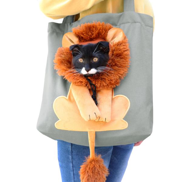 愛犬や愛猫と一緒にお出かけするのにぴったりのキャリーバッグです。顔出し部分は調整でき、最大開口は直径約37cmなので、小型から中型のペットまで対応できます。周りには可愛らしいライオンの刺繍が入っていて、尻尾も付いています。綿100％なので肌...