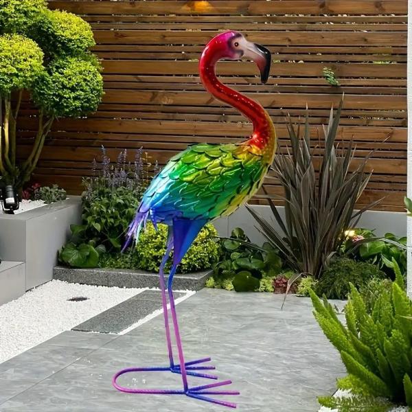 カラフルでかわいいガーデンオーナメントのフラミンゴ。金属製で耐久性があり、屋外でも安心してご使用いただけます。カラフルでおしゃれなデザインがお庭や芝生を一層華やかに演出します。繊細なディテールや風合いは、まるで本物のフラミンゴが庭にやってき...