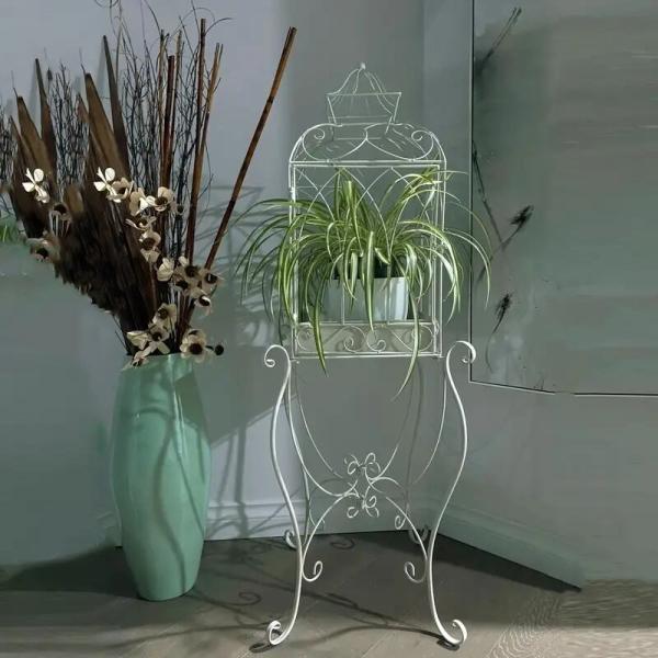 ■商品説明鳥かごのデザインが特徴的な、ヴィンテージスタイルのフラワースタンドです。しっかりとした金属製で、屋外でも安心してお使いいただけます。フランスのアパルトマンにあるようなおしゃれな雰囲気を持った大きめの棚で、お外ではもちろんお部屋に置...