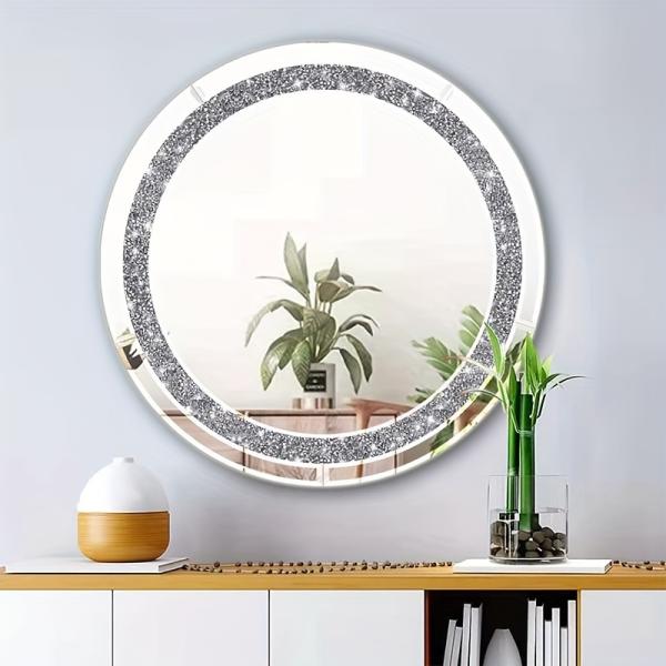 ゴージャスで洗練されたクリスタルデザインの壁掛けミラー。シルバーの丸型フレームが、どんなお部屋にも高級感を演出してくれます。シンプルでかわいいデザインは、お部屋のアクセントとしてもおすすめです。毎日をより華やかに演出してくれること間違いなし...