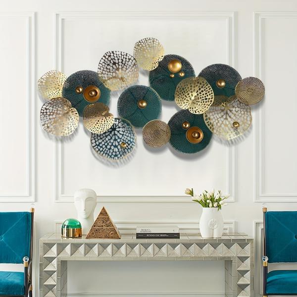 ■商品情報ゴールドとグリーンの色合いが華やかで、モダンかつラグジュアリーなデザインが特徴のウォールインテリアです。植物モチーフの透かし葉は、壁に立体感をプラスし、まるでアート作品のような存在感を放ちます。玄関やリビングの壁面装飾として、空間...