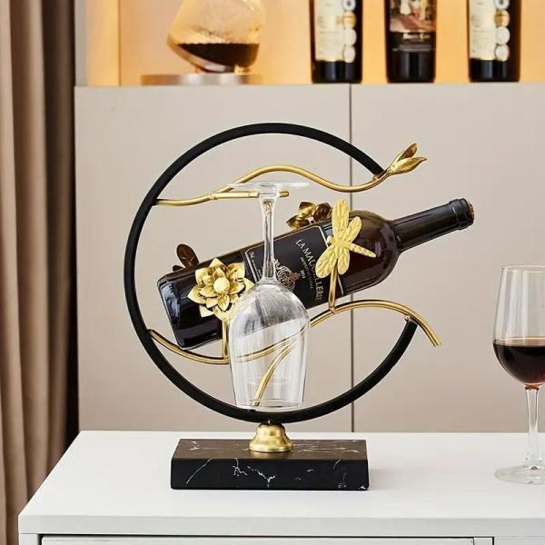■商品情報エレガントなデザインのメタル製ワインラック＆グラスホルダー。シンプルながらも洗練された装飾が印象的で、どんなインテリアにも調和するスタイルを持っています。ワインボトルとグラス2本を美しく飾ることができ、特別な日を演出するアイテムと...