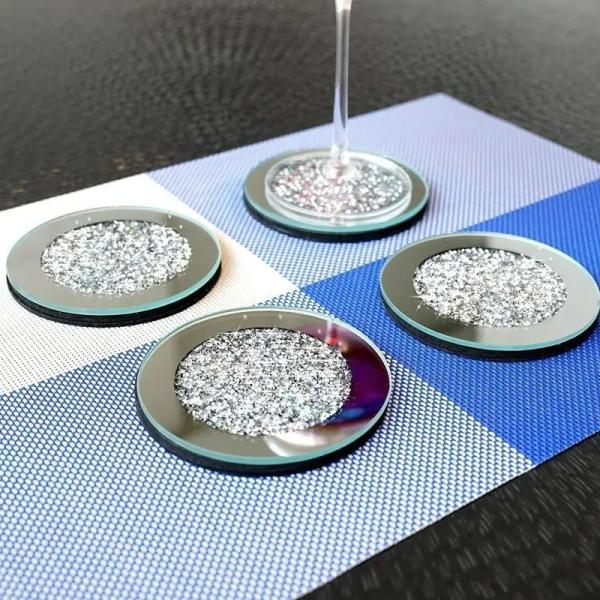 ■商品情報こちらの「コースター」は、洗練されたダイヤモンド風のデザインが魅力的なアイテムです！キラキラと輝くミラー仕上げが、テーブルを華やかに演出し、日常のお茶の時間や特別な食事の際にぴったりです。このシルバーコースターは、コースターとして...