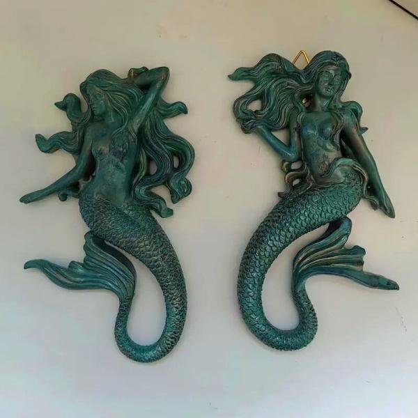 ■商品情報こちらの壁掛けオーナメントは、優雅な人魚のデザインが特徴の美しい彫刻装飾品です。おしゃれでかわいいマーメイドの姿は、リビングや寝室、屋外スペースでもお楽しみいただけるアイテムです。樹脂製のしっかりとした造りで、耐久性にも優れ、長期...