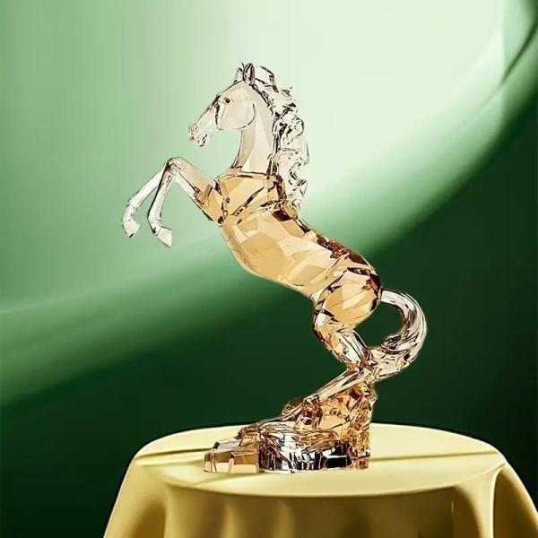 ■商品情報クリアなライトイエローのアクリル製馬の置物です。洗練されたデザインが魅力で、その透明感と軽やかさが空間に明るいアクセントを加えてくれます。リビングやオフィス、寝室などどこにでもマッチし、さりげなく存在感を放ちながらも、すっきりとし...