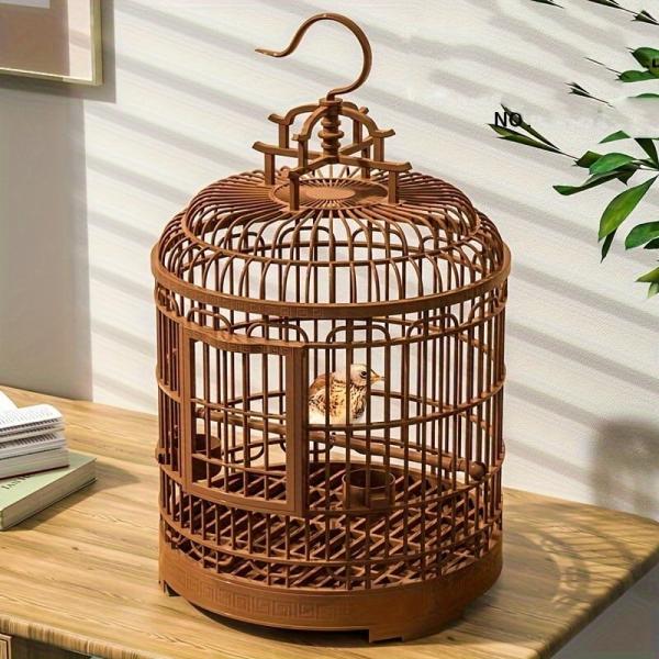 ■商品情報コーヒーカラーのヴィンテージ調仕上げが特徴的な鳥かごです。インテリアになじみやすく、軽量なプラスチック製なので、持ち運びが簡単ですし、お手入れも楽々。可愛らしいデザインと実用性を兼ね備えており、小鳥の住処としてだけでなく、おしゃれ...