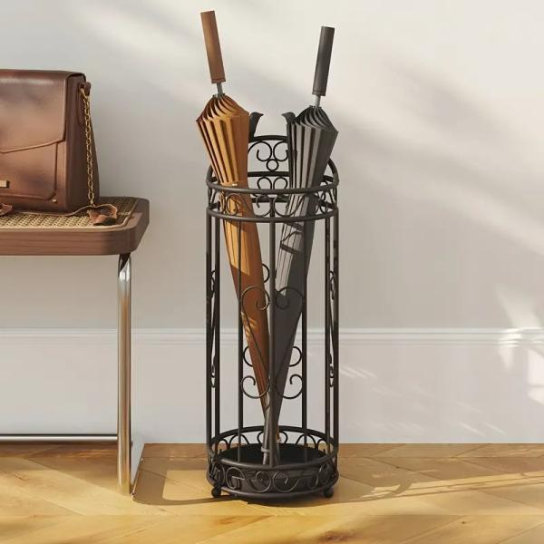 ■商品情報美しいメタル製のエレガントな傘立てが、クラシックスタイルを追求したデザインで登場しました。洗練されたフォルムとおしゃれな3色展開（ホワイト、ブラック、ゴールド）により、どんなインテリアにも溶け込み、上品な雰囲気を演出します。傘をス...