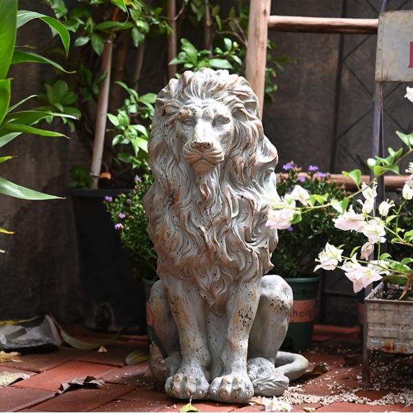 ■商品情報存在感たっぷりのライオンのガーデンオーナメントです。ヴィンテージ調の仕上げが施されており、まるで本物のライオンがいるかのような迫力を感じさせます。耐久性に優れた酸化マグネシウム製なので、庭やテラスのアクセントにもぴったりです。■サ...