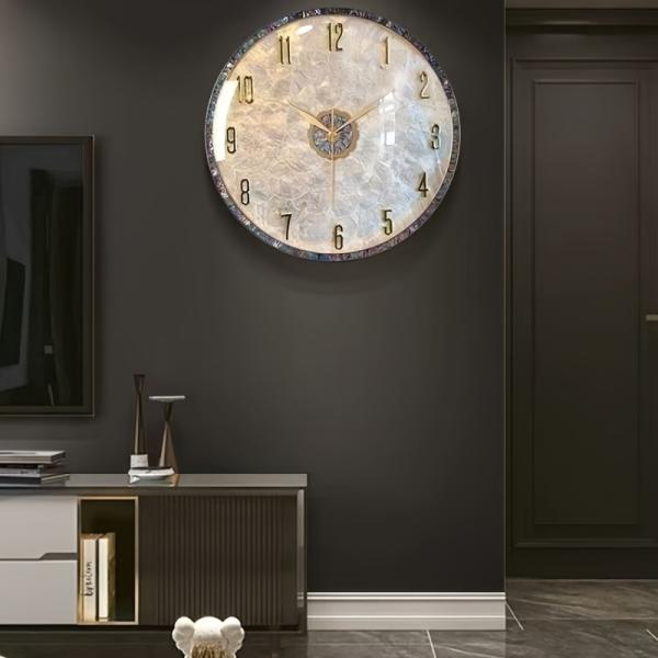 ■商品情報上品で洗練されたデザインが魅力の高級感あふれる掛け時計。エレガントなラグジュアリースタイルで、お部屋のインテリアを格上げします。静音設計で寝室やリビングにも最適、秒針の音が気にならない快適な空間を実現。アナログ表示で視認性も抜群。...