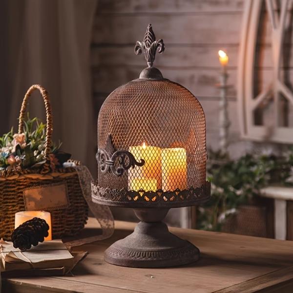 ■商品情報こちらのキャンドルホルダーは、金属の質感とヴィンテージ調の装飾が魅力となっています。クラシカルなシルエットは、まるでヨーロッパの古い邸宅にあるような雰囲気。鳥のケージ風のデザインもロマンチックで、キャンドルの灯りが中で揺れると、影...