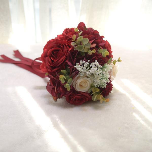 高品質なシルクフラワーを使用しており、本物の花のような自然な美しさと質感が魅力。しっかりとしたつくりで、写真映えするボリューム感も備えています。カラーは4色展開で、ドレスやテーマに合わせて選べます。前撮りや挙式、フォトウェディング、披露宴な...
