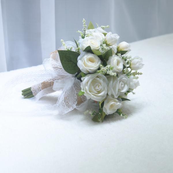 繊細なシルクフラワーで丁寧に仕上げられたこのブーケは、生花のような自然な美しさと上品なボリューム感が魅力。ドレスとのバランスを考え抜いたデザインで、手に持つだけで特別感が引き立ちます。選べる4色展開で、好みや式のテーマに合わせたコーディネー...