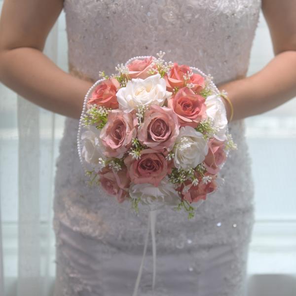 繊細なシルクフラワーで丁寧に仕上げられたこのブーケは、生花のような自然な美しさと上品なボリューム感が魅力。ドレスとのバランスを考え抜いたデザインで、手に持つだけで特別感が引き立ちます。選べる4色展開で、好みや式のテーマに合わせたコーディネー...