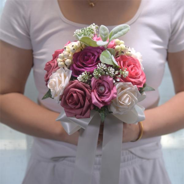 繊細なシルクフラワーで丁寧に仕上げられたこのブーケは、生花のような自然な美しさと上品なボリューム感が魅力。ドレスとのバランスを考え抜いたデザインで、手に持つだけで特別感が引き立ちます。選べる5色展開で、好みや式のテーマに合わせたコーディネー...