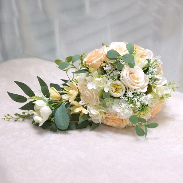 ボリューム感のある美しいシルエットが、花嫁の手元を上品に彩り、ドレス姿をよりいっそう引き立ててくれます。丁寧に作られたシルクフラワーは、本物の花のような自然な質感と美しさを兼ね備えています。豪華でありながらもどこかやさしい雰囲気を感じさせる...