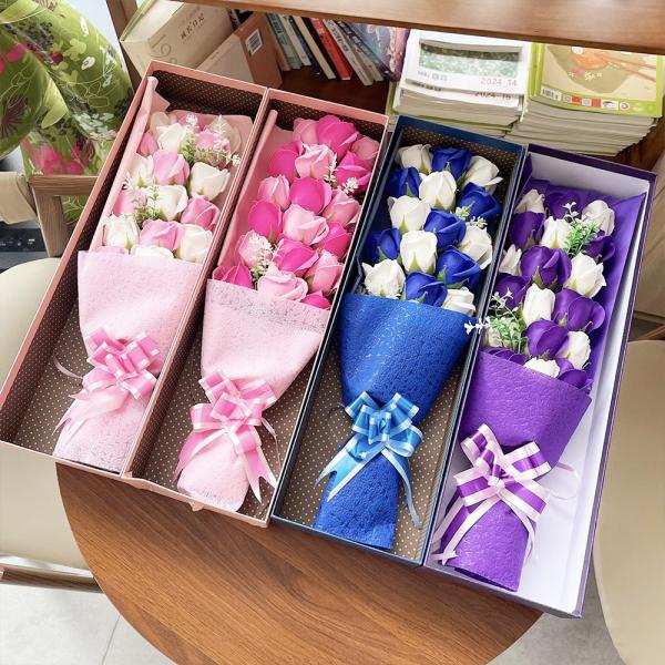 美しくデザインされたソープフラワーは、まるで本物の花のようなリアルな見た目と、ほのかに香るやさしい香りが魅力。見た目の華やかさに加え、香りでも癒しを届けてくれます。ボリューム感のある豪華な仕上がりで、誕生日・記念日・お祝いごとなど、さまざま...