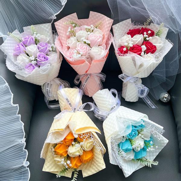 石けん素材で作られた美しい花々は、本物のような質感と上品な香りが魅力。お部屋に飾るだけで、空間が華やかになり、心もふんわりと癒されます。水やり不要で長く楽しめるため、手間がかからずギフトにも最適です。5色展開で、それぞれに異なる雰囲気があり...