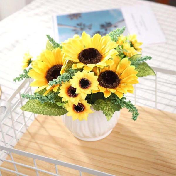 向日葵の花は、元気と明るさを届ける華やかなインテリアアイテムです。リアルな質感と鮮やかなカラーが魅力で、見る人の心を明るく照らしてくれます。フラワーベースに入れて飾れば、お部屋の印象が一気に華やぎ、季節感を演出するアクセントにもなります。リ...