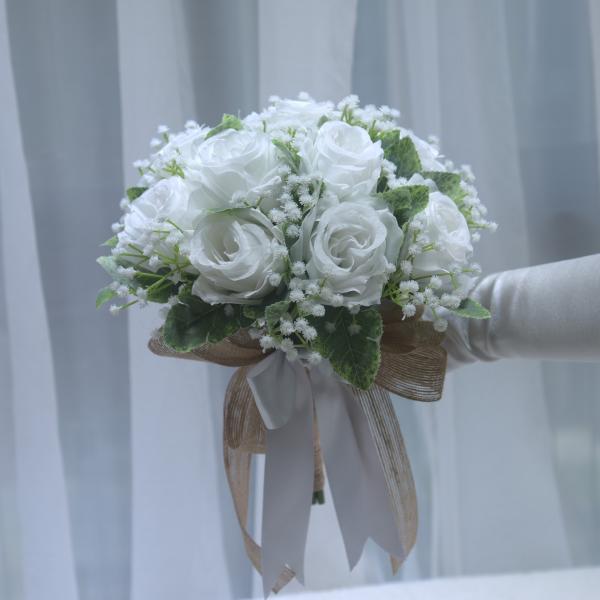 華やかさと上品さを兼ね備えた、特別な日のためのアイテムです。美しく仕上げられたシルクフラワーを使い、生花のような自然な質感と存在感を実現。どの角度から見ても立体的で美しく、手元をエレガントに彩ります。5色展開で、お好みのカラーやドレスの雰囲...