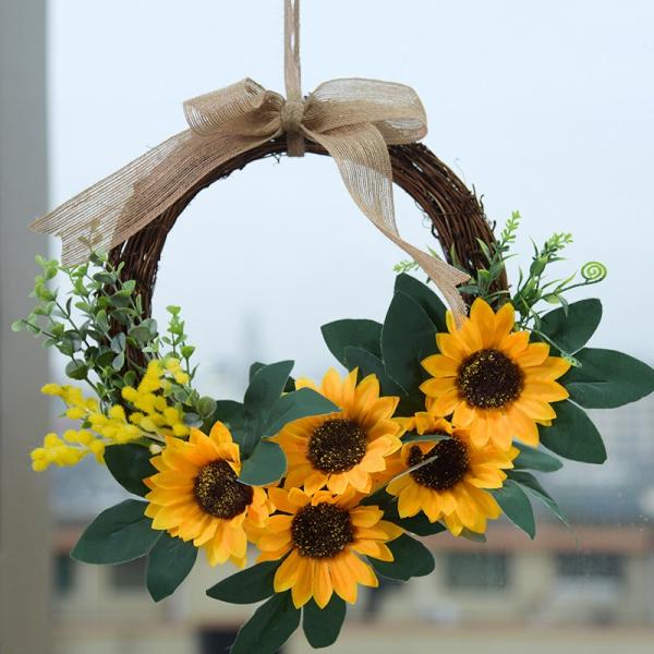 華やかなリースは、見る人の心を明るくするインテリアアイテムです。繊細な造花を丁寧にあしらい、季節を問わず飾れるデザインに仕上げました。存在感のある仕上がりで、玄関やリビングはもちろん、ガーデン挙式などの特別なシーンにもぴったりです。自然な風...