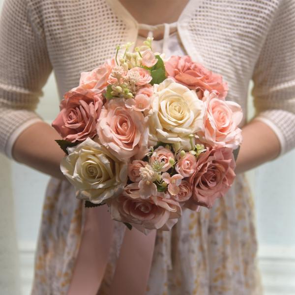 華やかで存在感のあるウェディングブーケです。繊細なシルク素材で丁寧に仕上げられた花々は、生花のようなリアルさを持ちながらも、扱いやすさと耐久性に優れています。豪華なボリューム感と美しいシルエットが、花嫁の手元を一層引き立ててくれます。選べる...