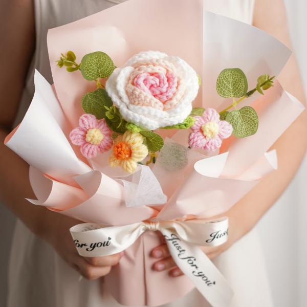 心温まる可愛らしいフラワーアレンジメントは、毛糸の柔らかな素材感が魅力の編みぐるみ風デザイン。ふんわりとした優しい雰囲気で、手に取るだけで気持ちが和らぎます。見た目の愛らしさだけでなく、色の組み合わせにもこだわっており、空間にそっと彩りを添...