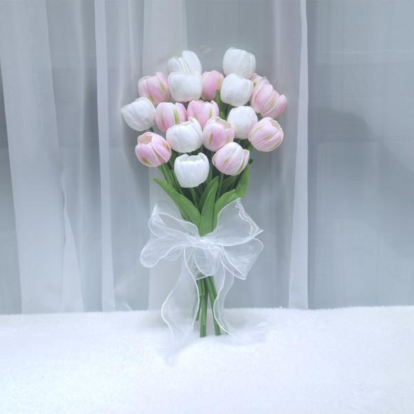 可愛らしさと上品さを併せ持つ華やかな造花です。本物の花のような繊細なつくりで、見る人の心をやさしく包み込みます。枯れることがないため、記念日や誕生日などのプレゼントはもちろん、長く美しい姿を楽しみたい方にもぴったりです。贈られた瞬間の喜びだ...