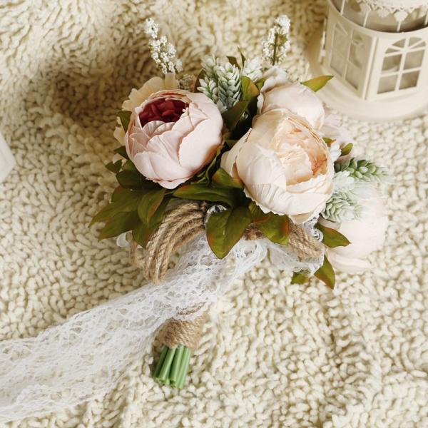 華やかで存在感のあるウェディングブーケです。繊細な素材で丁寧に仕上げられた花々は、生花のようなリアルさを持ちながらも、扱いやすさと耐久性に優れています。豪華なボリューム感と美しいシルエットが、花嫁の手元を一層引き立ててくれます。前撮りやフォ...