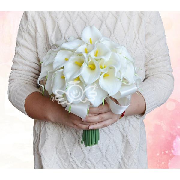 優雅で気品あふれるユリを贅沢に束ねた豪華なブーケです。花びら一枚一枚が大きく開き、華やかな存在感を放ちながらも上品な印象を与えます。その洗練された姿は、ウェディングやパーティーなど特別な日の演出にぴったりで、会場を明るく彩り、主役をより引き...
