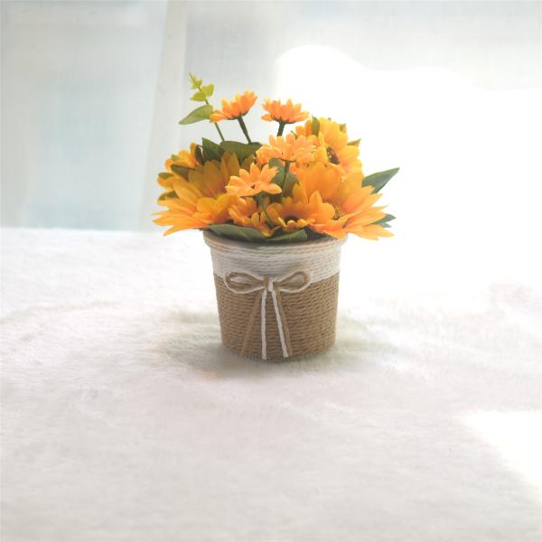 元気いっぱいの向日葵をリアルに再現した造花の鉢植えです。鮮やかな花姿は、ウェディングやガーデンパーティーの装飾としても活躍し、明るく華やかな雰囲気を演出します。手入れの手間がかからないため、長く美しい状態を楽しめるのも魅力です。ウェディング...