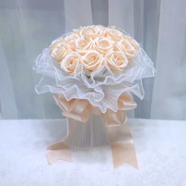 華やかさと上品さを兼ね備えたシルクフラワー の花束です。本物の花のように繊細なつくりと鮮やかな色合いが魅力で、特別な日の贈り物として存在感を放ちます。枯れることがないため、記念日や誕生日、感謝を伝えるシーンなどで長く美しさを楽しめ、贈られた...