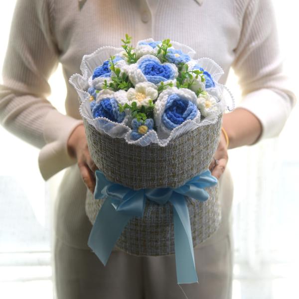 心を込めて編み上げた毛糸の花束をご用意しました。手仕事ならではの温かみがあり、柔らかな質感が可愛らしさを引き立てます。お部屋に飾るだけで優しい雰囲気が広がり、特別な日を彩るアイテムとしてもぴったりです。水やり不要で長く楽しめるため、忙しい方...