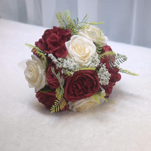 結婚式や前撮り撮影など、特別なシーンにふさわしい存在感を持ち、手にした瞬間から気持ちが華やぐ仕上がりです。上品さと華やかさを兼ね備えたデザインは、純白のドレスにもカラードレスにも合わせやすく、写真映えすること間違いありません。花びら一枚一枚...