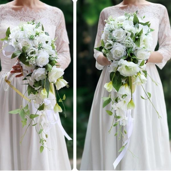 たくさんの薔薇を束ねたデザインは、花嫁の清楚さと気品を際立たせ、結婚式という特別な日をより一層華やかに彩ります。ボリューム感のあるブーケは存在感があり、入場シーンや指輪交換など大切な瞬間を美しく演出してくれます。前撮りにもぴったりで、自然光...