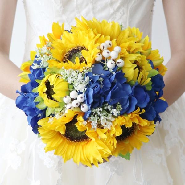 たくさんのひまわりをあしらったデザインは、明るく元気な印象を与え、結婚式をより一層特別なものにしてくれます。豪華でボリューム感のあるスタイルは、花嫁の笑顔を引き立て、ゲストの記憶にも残る華やかな演出につながります。前撮りにも最適で、屋外の自...