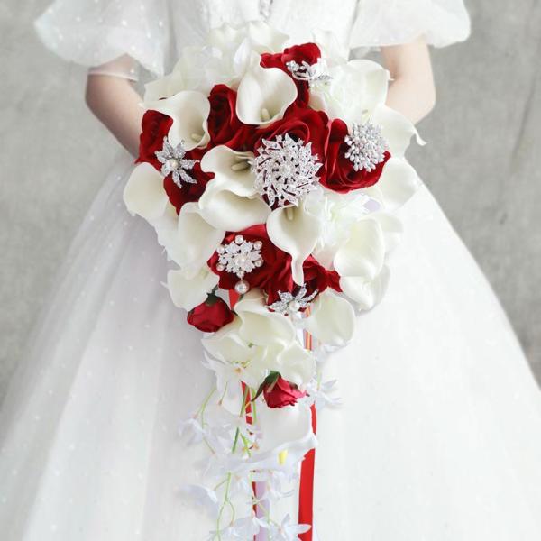 結婚式や前撮り撮影など、特別なシーンにふさわしい存在感を持ち、手にした瞬間から気持ちが華やぐ仕上がりです。上品さと華やかさを兼ね備えたデザインは、純白のドレスにもカラードレスにも合わせやすく、写真映えすること間違いありません。花びら一枚一枚...