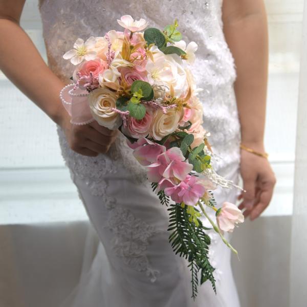 結婚式や前撮り撮影など、特別なシーンにふさわしい存在感を持ち、手にした瞬間から気持ちが華やぐ仕上がりです。上品さと華やかさを兼ね備えたデザインは、純白のドレスにもカラードレスにも合わせやすく、写真映えすること間違いありません。花びら一枚一枚...